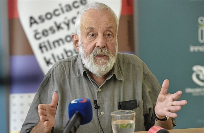 Režisér musí být rodič, učitel i tyran, míní britský filmař Mike Leigh ...