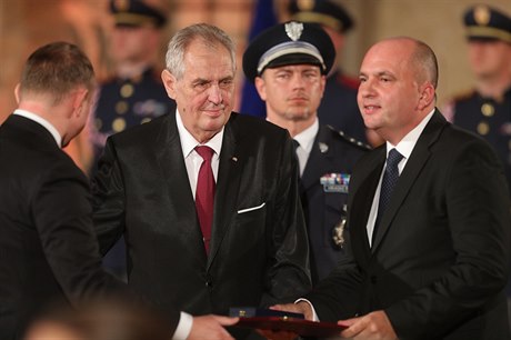 Zeman vyznamenal 41 lidí. Včetně miliardáře Krúpy a zbrojaře Strnada ...