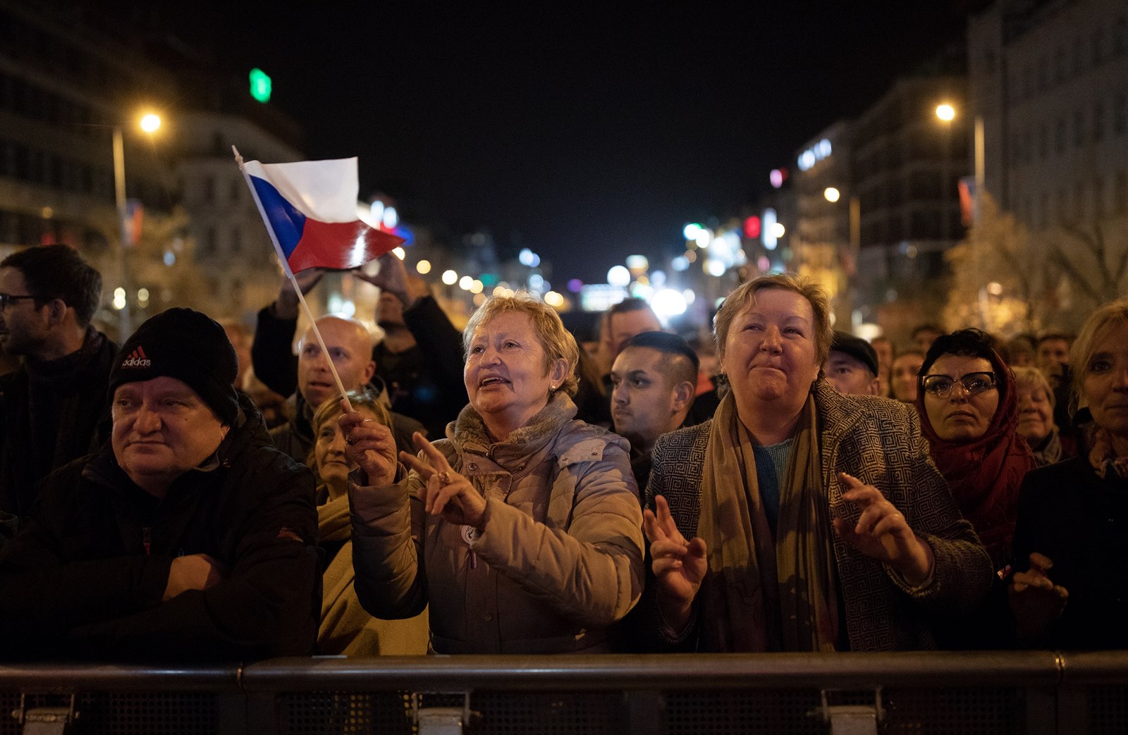 Na Václavském náměstí slavily 17. listopad desítky tisíc lidí, z pódia ...