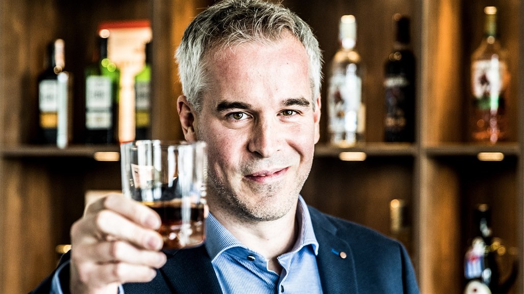 Lidé si na počátku pandemie dělali zásoby a skupovali vodku, říká ...