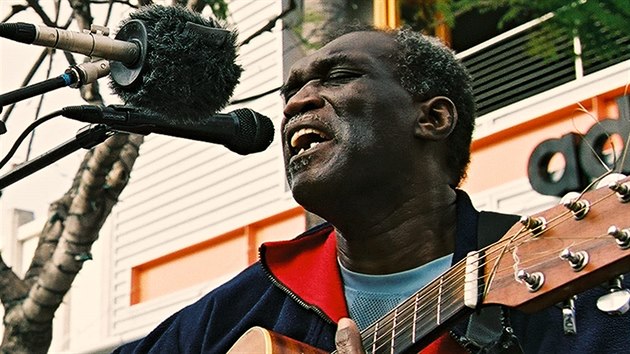 Bono, Keith Richards i bezejmenní buskeři. Projekt Playing For Change ...