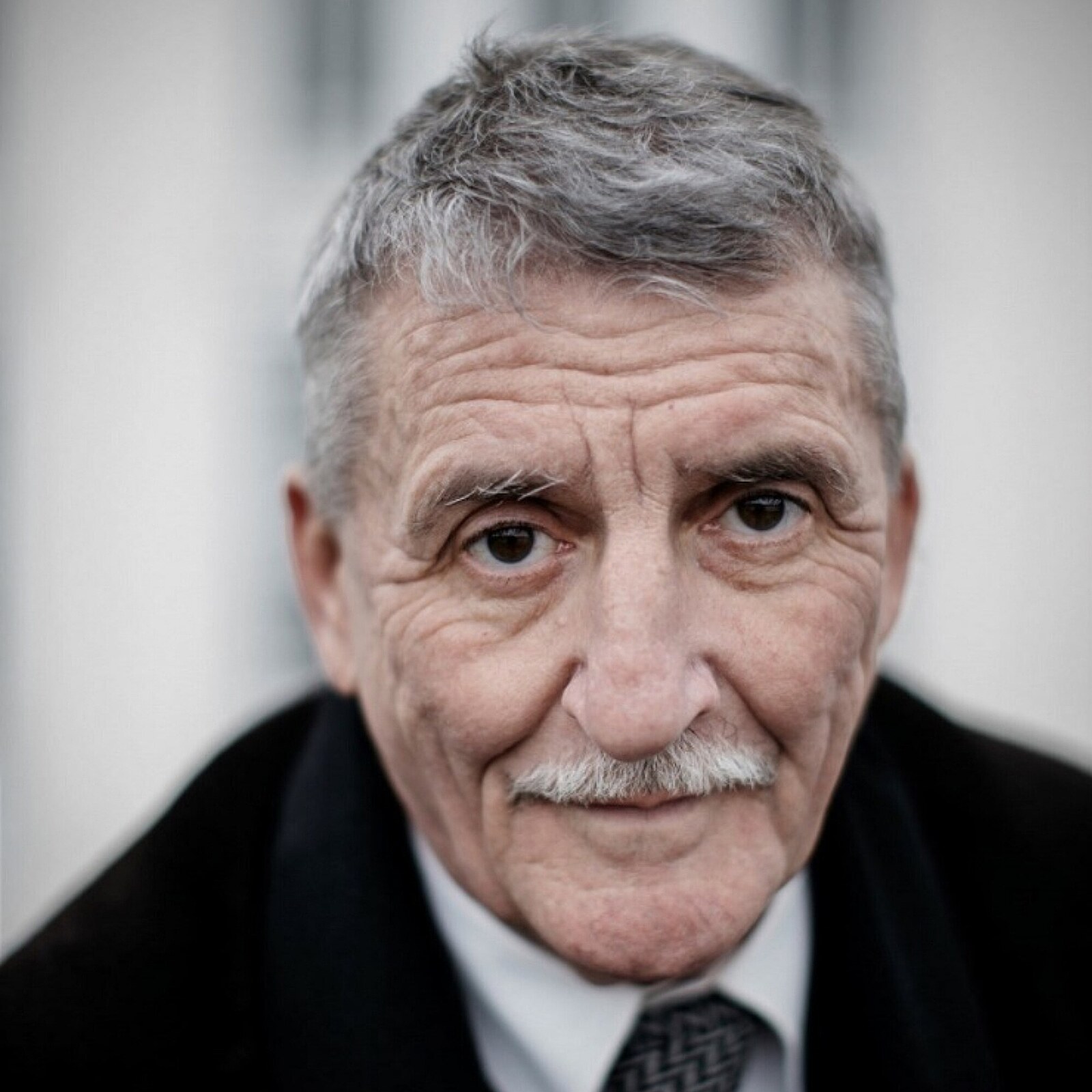 Martin Huba dvojím pohledem. Záběr knižní monografie je úctyhodný ...