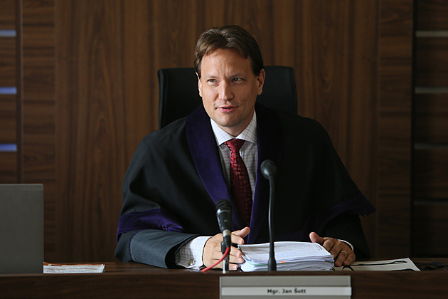 Celebrita v taláru. „Babišův“ soudce Jan Šott soudil véčkaře i člena ...