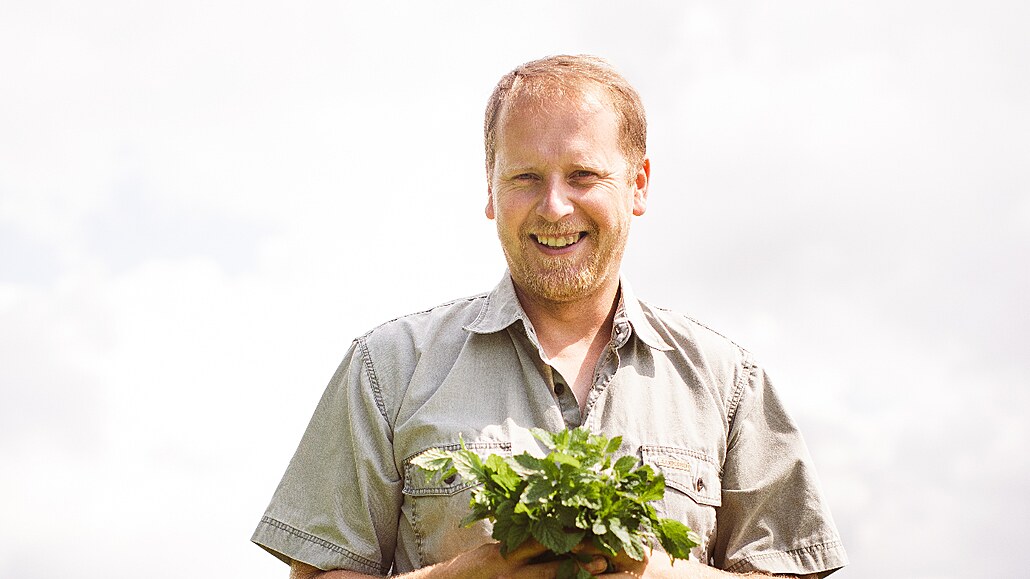 Stroje na sklízení bylin u nás neexistují. Museli jsme si „vyrobit ...