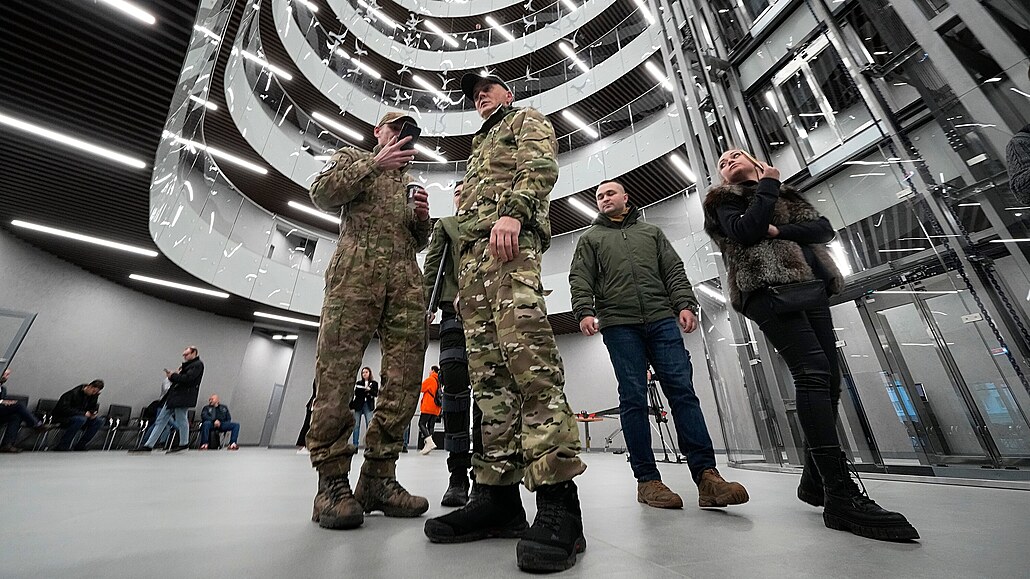 „Putinův kuchař“ si čistí krvavou uniformu. Žoldáci z Wagnerovců se ...