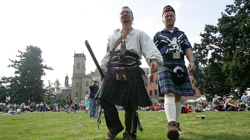 Tipy na víkend: skotské hry, rybízové mlsání a dračí lodě | Cestování ...