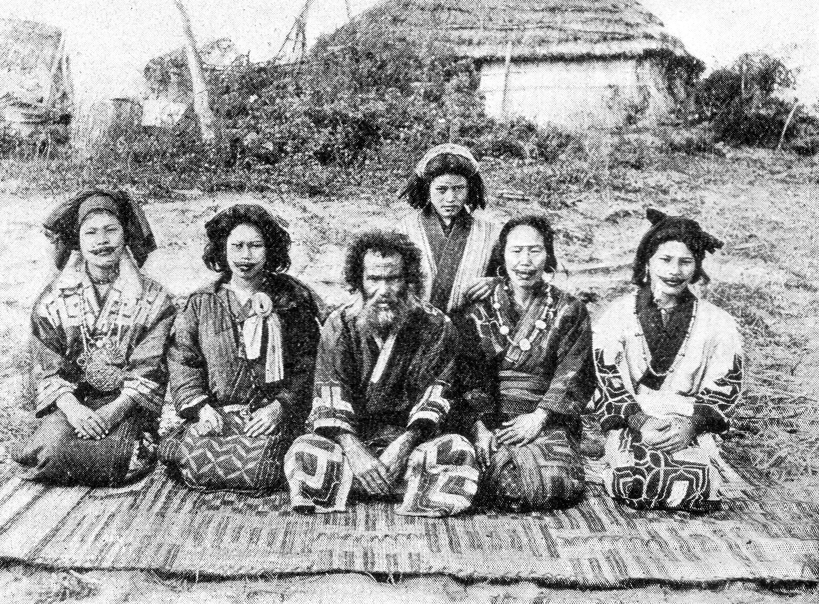 Vousatí „pozemští pavouci“. Ainuové na severu Japonska tvořili působivé ...