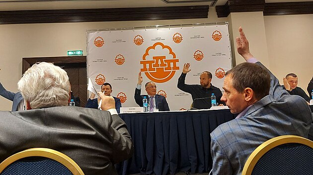 „Pivo dělá lidi veselejší, vodka je přivádí k depresi.“ Strana ...