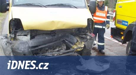 Řidič nepřežil riskantní předjíždění, čelně narazil do dodávky - iDNES.cz