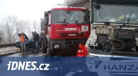 Dálnici D8 zavřela hromadná nehoda, tah byl neprůjezdný přes 10 hodin ...