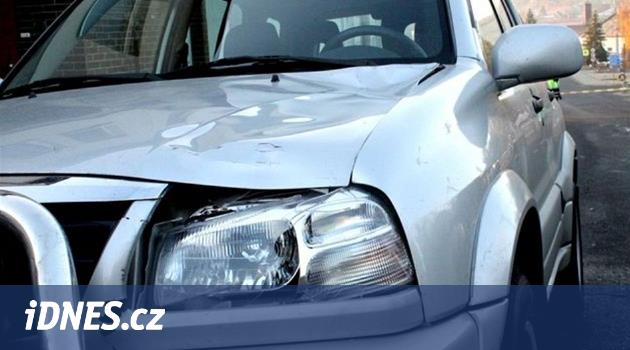 Nehoda tří aut zastavila provoz na pražském Smíchově - iDNES.cz