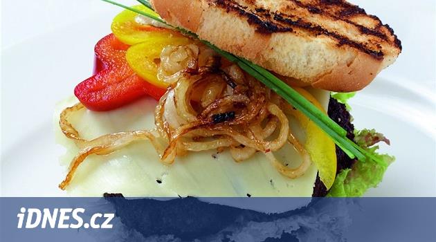 Příslušník ochranky ve svém volném čase zmlátil mladíky ve fast foodu ...