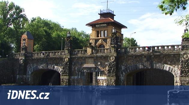 Živel provrtal koryto řeky, historické zdymadlo však povodně přežilo ...