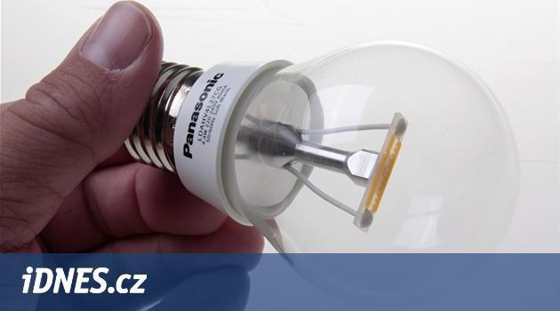 Na Pražském hradě se rozsvítilo. Zapnuli 10 tisíc nových LED žárovek ...