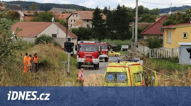 Motorový vlak narazil na Pardubicku do osobního auta, řidička je ...