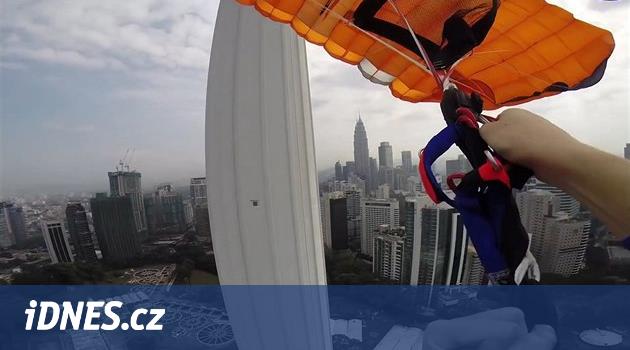 VIDEO: Drama ve vzduchu. Basejumperce se zamotal padák - iDNES.cz