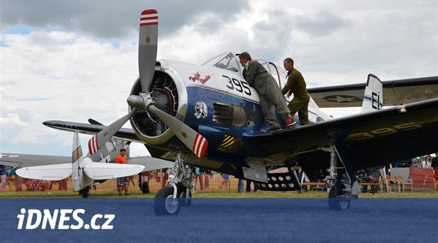 Při letecké show v Maďarsku se zřítil letoun T-28. Dva lidé zemřeli ...