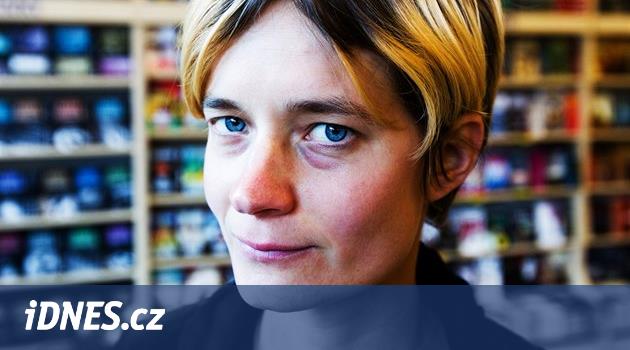 RECENZE: Úplná rodina se přežila, člověk je v háji, sděluje Petra ...