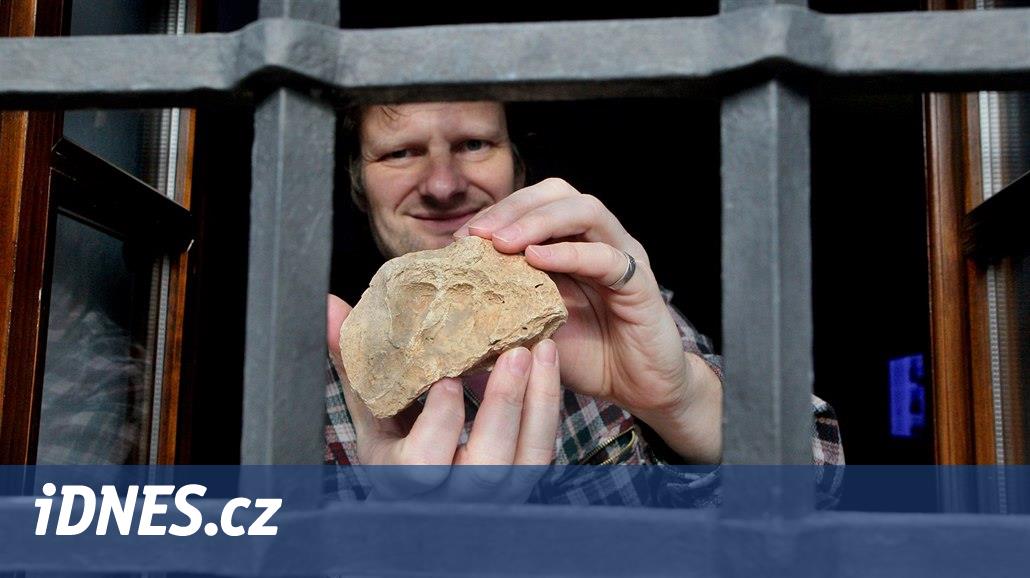 Středověká hrnčířka omylem vypálila otisk své ruky. Po staletích ho ...