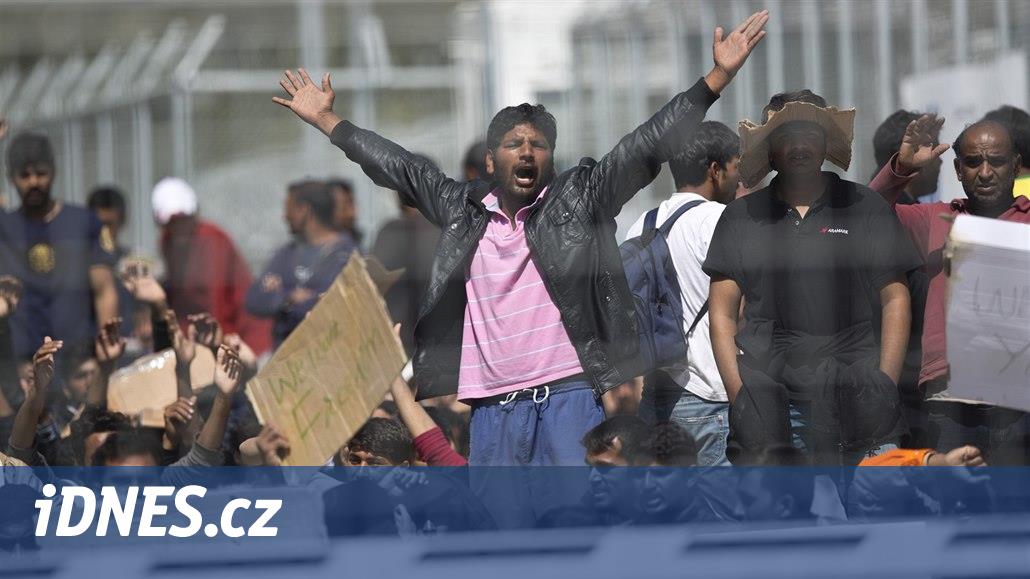 Pákistánci na Lesbu zahájili hladovku, odmítají odsun do Turecka - iDNES.cz
