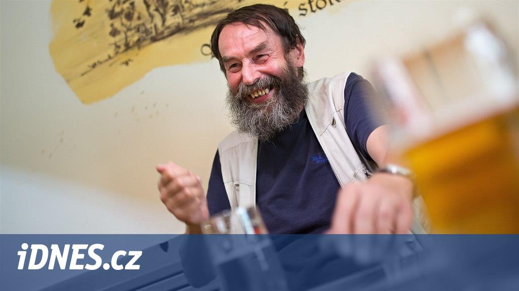 Při psaní má Bauer na kolenou mapu středověké Prahy. Vyšlo mu už 162 ...