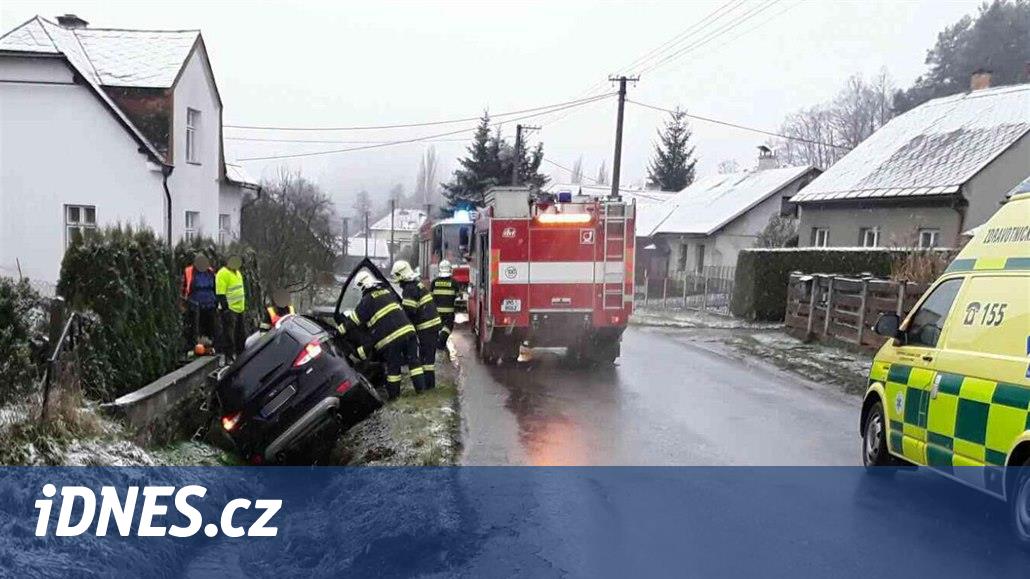 Řidičku po vážné nehodě záchranáři oživili, později při převozu zemřela ...