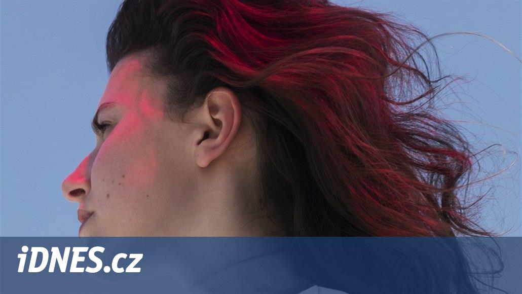 VIDEO: Zpěvačka Never Sol natočila klip inspirovaný barokem - iDNES.cz