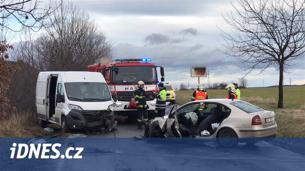 Řidička zřejmě nezvládla auto v zatáčce, zranila sebe i další tři lidi ...