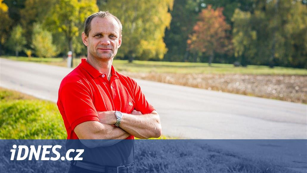 Policista zachránil život motorkáře, který po střetu s autem nedýchal ...