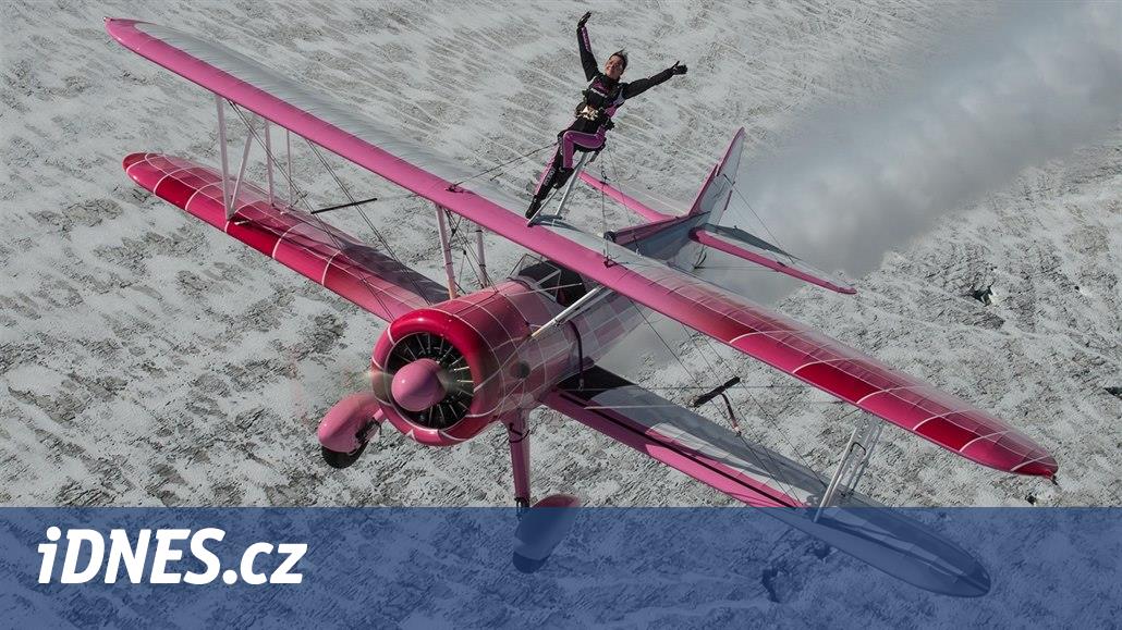 Wingwalking: Danielle del Buono chodí po křídlech letounu - iDNES.cz