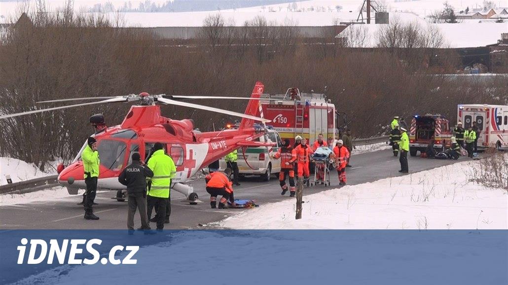 Řidič auta u Popradu dostal smyk a vrazil do skupiny dvanácti dětí ...