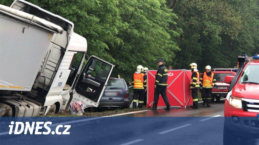 V autě, které se na Rakovnicku střetlo s kamionem, zemřeli dva senioři ...