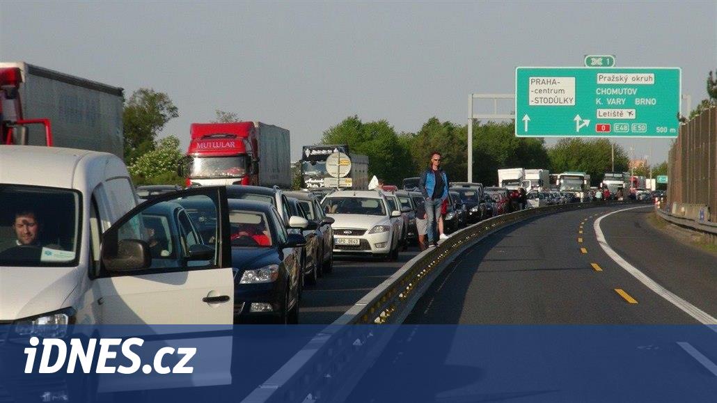 Čtyři lidé se zranili při nehodě auta a autobusu na D2. Řidička asi usnula - iDNES.cz
