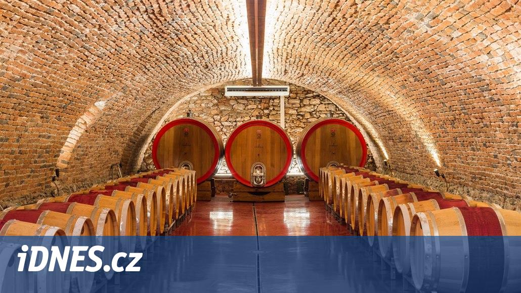Exekutor kvapně prodal víno, aby se prý nezkazilo. Chyba, řekly soudy ...