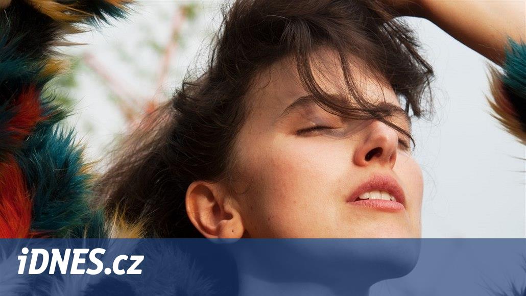 VIDEO: Never Sol na druhé desce vsadila na synťáky. Singl Zoe je jako ...