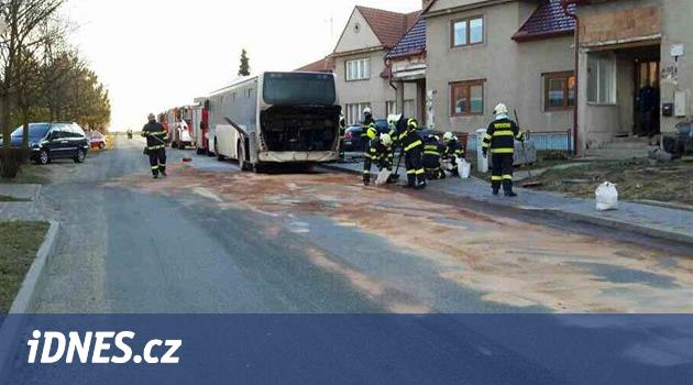 Na Hodonínsku hořel autobus. Hasit pomáhal i projíždějící řidič - iDNES.cz