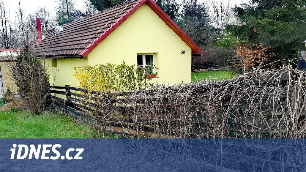 Sklad nábytku proměnili svépomocí na rodinný dům. Na plot si musejí ...