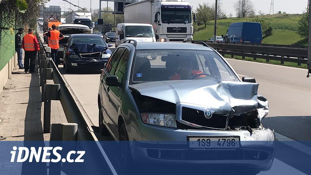 Hromadná nehoda zastavila provoz na Pražském okruhu, nabouralo sedm aut ...