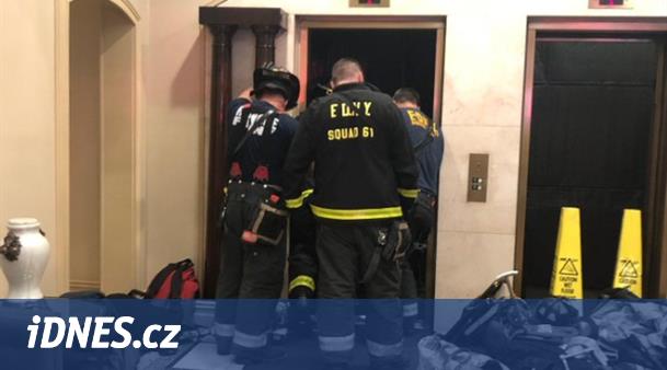 Muže v New Yorku usmrtil výtah. Nájemníci si na jeho funkčnost ...