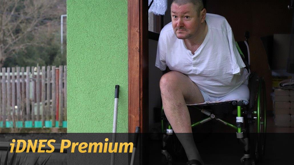 Pracovní úraz ho připravil o obě ruce, nohu i sluch. Život však nevzdal ...
