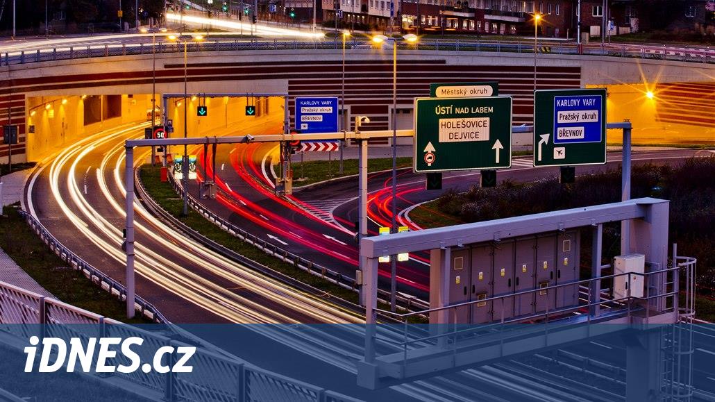 Překotný porod v autě, holčička přišla na svět v pražském tunelu Blanka - iDNES.cz