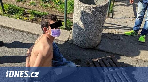 Opilec bez roušky děsil lidi na ulici, mával kolem sebe víkem od kanálu ...