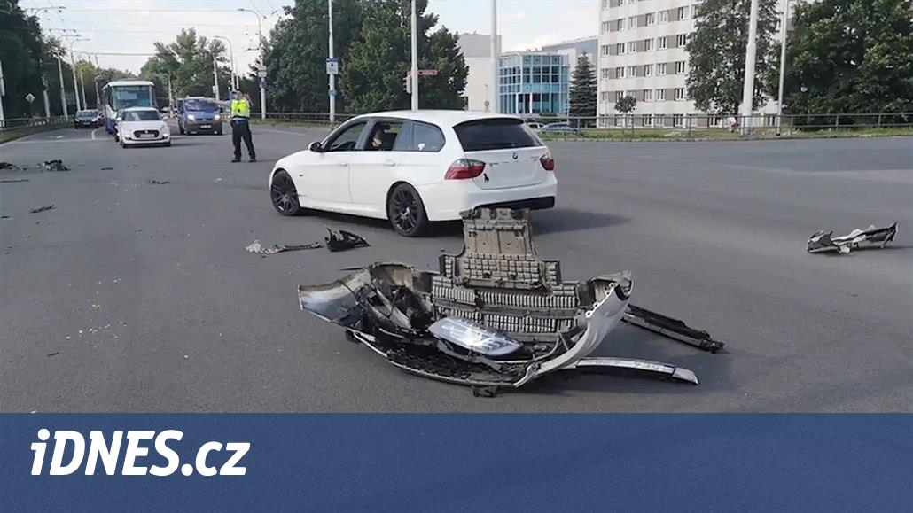 VIDEO: Vůz přišel při srážce o předek, řidič ujel naslepo s otevřenou ...