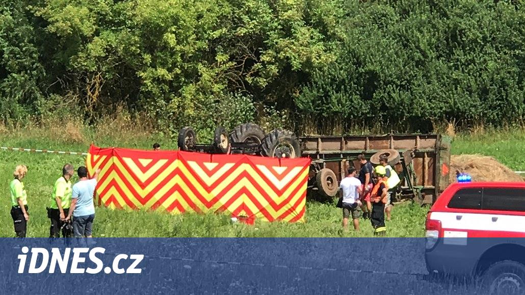 Nedaleko Kutné Hory se převrhl traktor s vlečkou, dva lidé jsou po ...