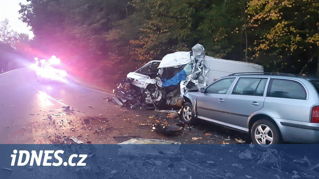 Při srážce s cisternou a osobním autem zemřel na Pardubicku řidič ...