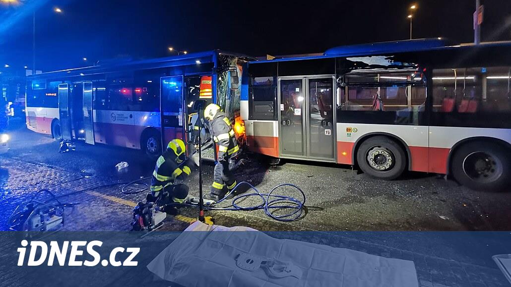 Autobus v Praze narazil zezadu do jiného, řidiče museli vyprošťovat ...