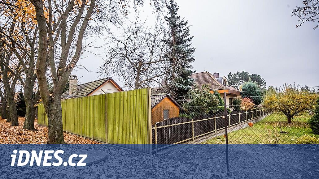 Spor o úklid listí v Chlumci nad Cidlinou, manželé chtějí po městě 140 ...