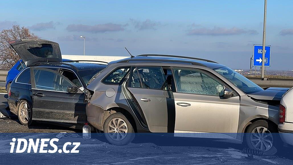 U Říčan se na D1 srazilo pět aut, dva lidé se zranili a tvořily se ...