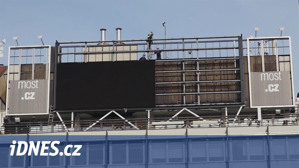 Kontroverzní LED obrazovka u Nuselského mostu doblikala, začala ...