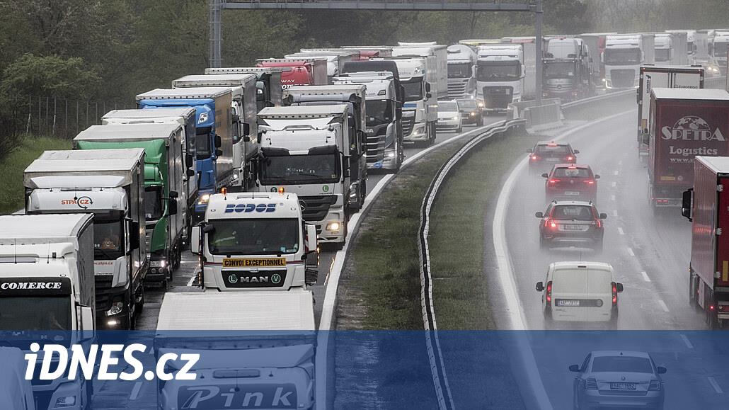 Nehoda před Prahou blokovala opravovanou dálnici D8, kolona byla na ...